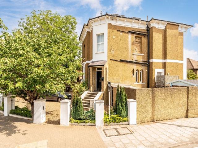 Thornbury Road, Isleworth TW7, 2 bed flat to rent, £2,250 pcm | PrimeLocation