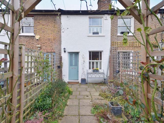 Thorne Passage, Barnes SW13, 2 bed cottage to rent, £3,000 pcm | PrimeLocation