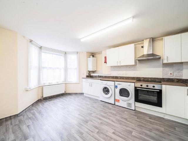 Thornfield Road, London W12 1 bed flat to rent £1,850 pcm £427 pw