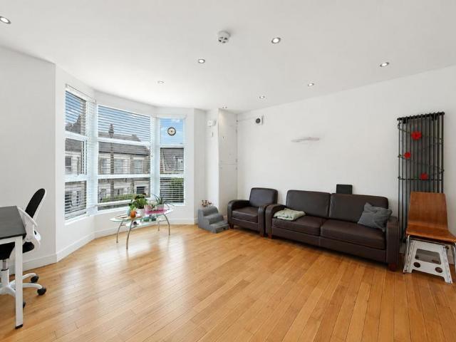 Thornfield Road, Shepherds Bush, W12 2 bed flat to rent £2,500 pcm £577 pw