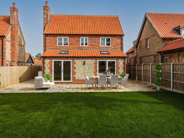Thornham 4 bed detached house to rent £2,300 pcm £531 pw