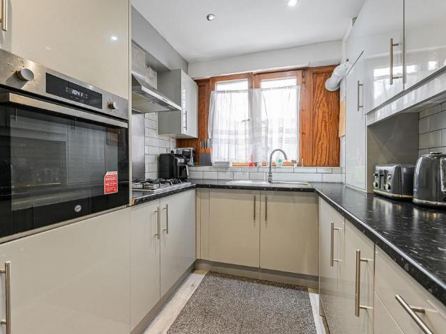 Thornham Street, Greenwich, London, SE10 3 bed flat to rent £2,500 pcm £577 pw