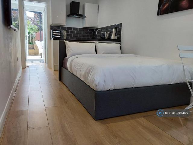 Thornhill Close, Houghton Regis. Studio to rent £1,000 pcm £231 pw