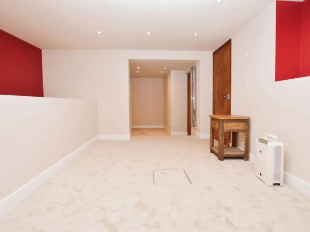 Thornlaw Road London SE27 2 bed flat to rent £2,100 pcm £485 pw