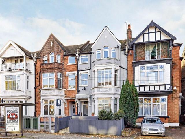 Thornton Avenue, London SW2 2 bed flat to rent £2,400 pcm £554 pw
