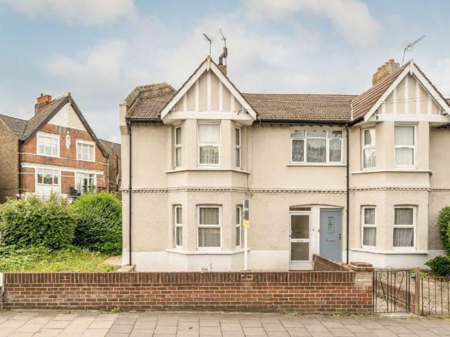 Thornton Avenue, London SW2 3 bed flat to rent £2,600 pcm £600 pw