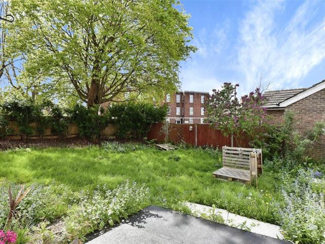 Thornton Avenue, Streatham Hill. 2 bed apartment to rent £2,250 pcm £519 pw