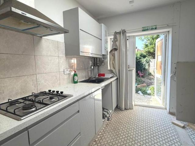 Thornton Avenue, West Drayton 7 bed semi detached house to rent £4,500 pcm £1,038 pw