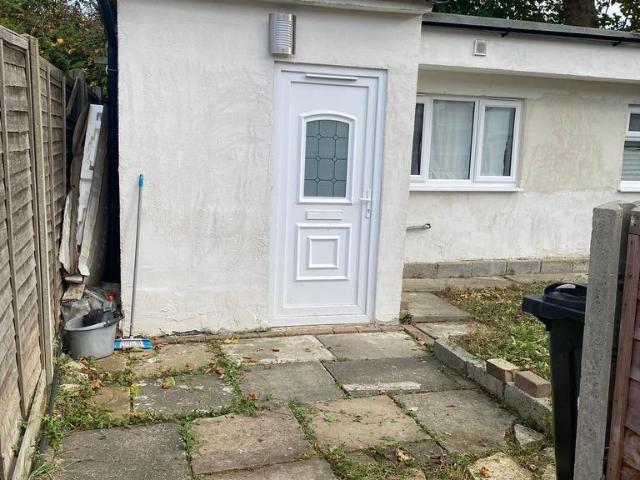 Thornton Heath CR7 1 bed flat to rent £1,600 pcm £369 pw