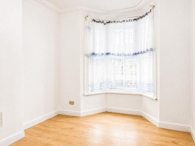 Thornton Heath CR7 2 bed flat £1,750 pcm £404 pw