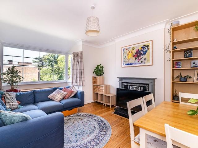 Thornton Road London SW12 3 bed maisonette to rent £2,800 pcm £646 pw