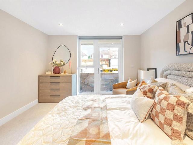 Thornton Road, London, SW12 3 bed flat to rent £4,200 pcm £969 pw