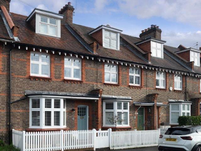 Thornton Road, SW19 3 bed terraced house to rent £4,500 pcm £1,038 pw
