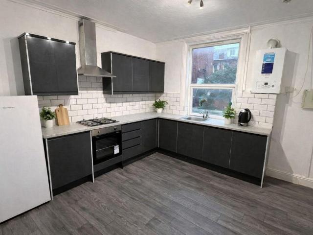 Thornville Mount, Leeds LS6 5 bed house to rent £2,817 pcm £650 pw