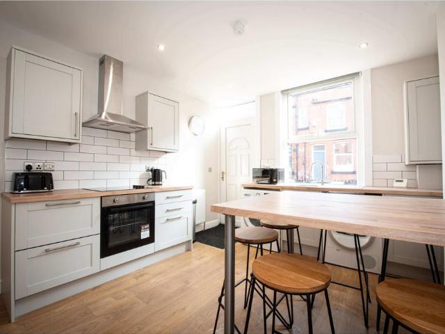 Thornville Crescent, Leeds LS6 6 bed house to rent £3,718 pcm £858 pw