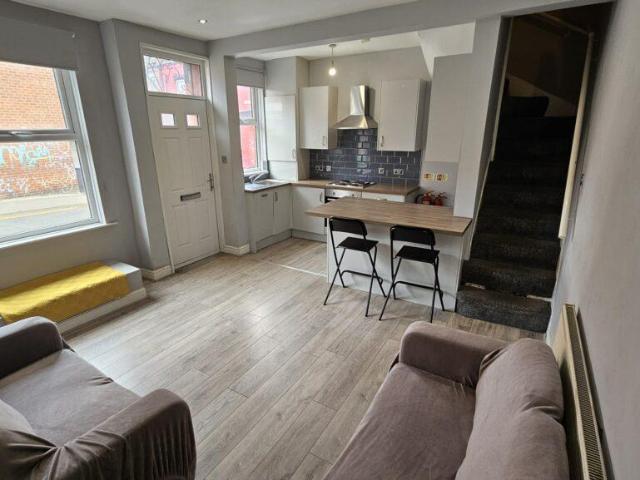 Thornville Road, Hyde Park, Leeds. 4 bed terraced house to rent £1,855 pcm £428 pw
