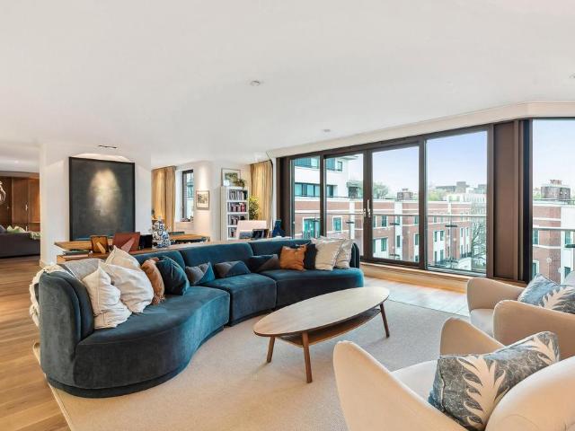 Thornwood Lodge, Thornwood Gardens. 3 bed flat to rent £22,967 pcm £5,300 pw