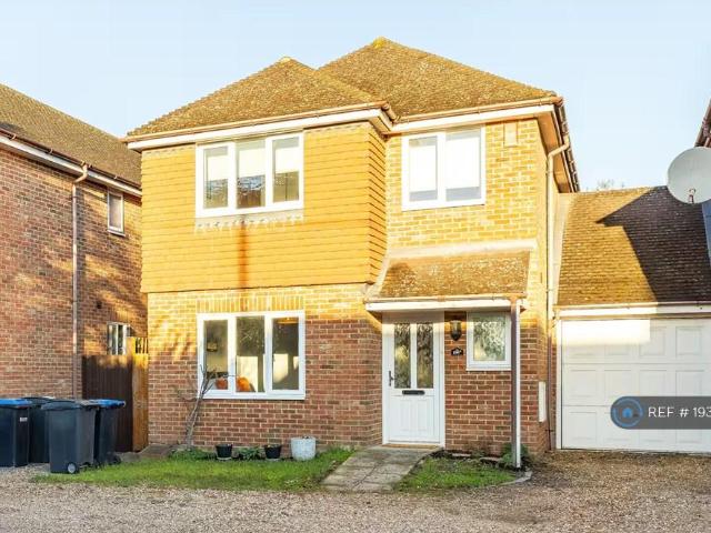 Thorpe Lea Road, Egham, TW20 5 bed detached house to rent £2,950 pcm £681 pw