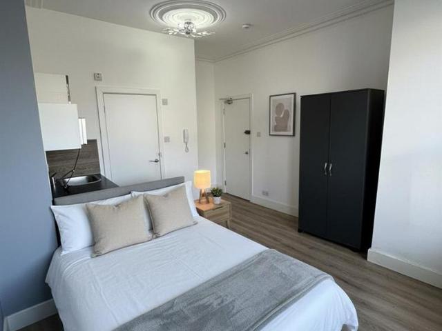 Thorpe Road, Stamford Hill, Haringey. Studio to rent £1,150 pcm £265 pw