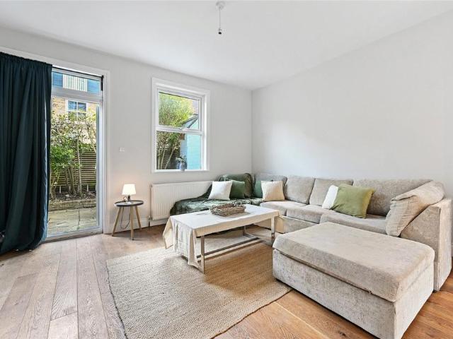 Thorpebank Road, London, W12 3 bed terraced house to rent £3,500 pcm £808 pw