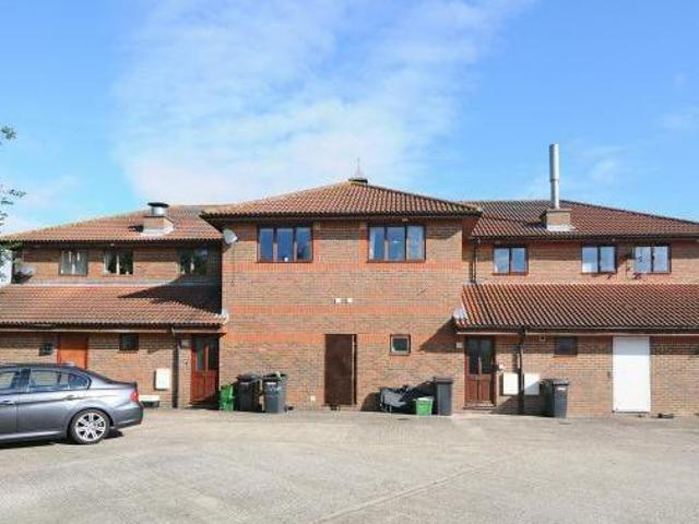 Thatcham, Berkshire, 3 Bedroom Flat