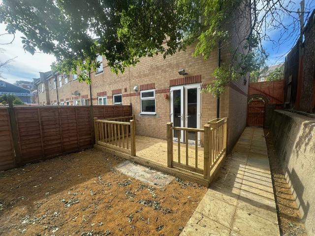 Thames Circle, Canary Wharf, London E14, 2 bed end terrace house to rent, £2,400 pcm | PrimeLocation