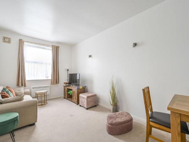 Thames Circle, Isle Of Dogs, London, E14 1 bed flat to rent £1,750 pcm £404 pw