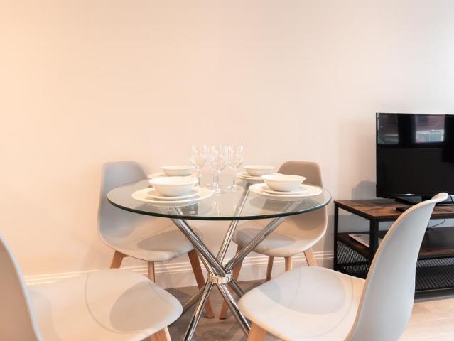 Thames Street, Staines Upon Thames TW18 1 bed apartment to rent £3,100 pcm £715 pw