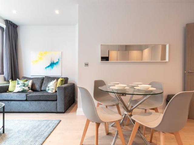 Thames Street, Staines Upon Thames TW18 2 bed apartment to rent £3,500 pcm £808 pw