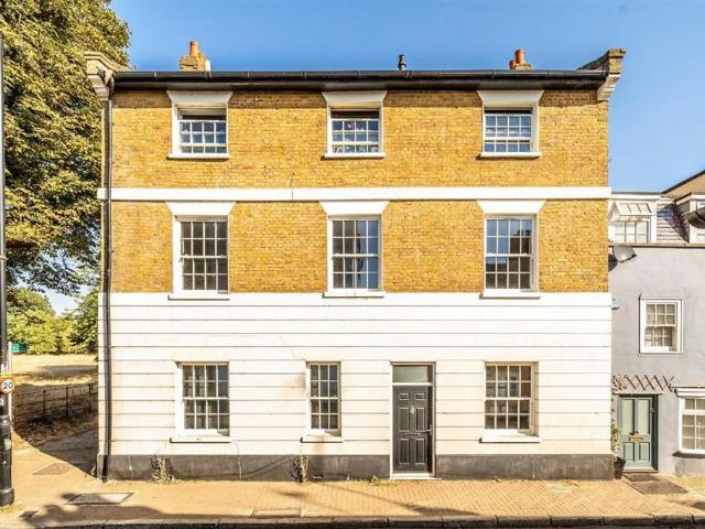 Thames Street, Sunbury On Thames TW16 3 bed flat to rent £2,100 pcm £485 pw