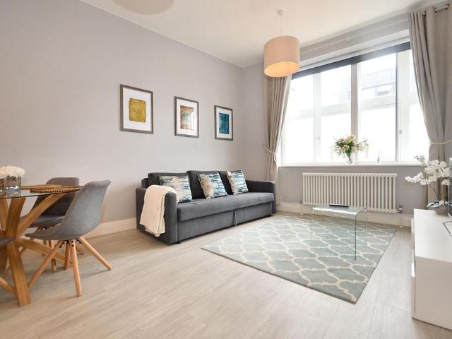 Thames Street, Windsor SL4 1 bed apartment to rent £1,450 pcm £335 pw