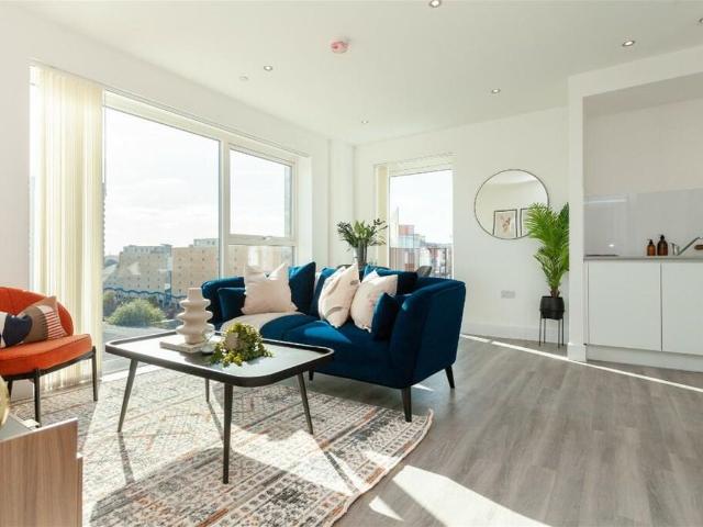 Thames Road, London E16, 3 bed flat to rent, £2,450 pcm | PrimeLocation