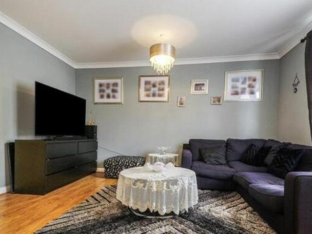Thames Reach, London, 2 Bedroom Flat