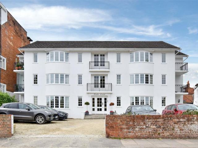Thameside, Henley on Thames. 2 bed apartment to rent £2,750 pcm £635 pw