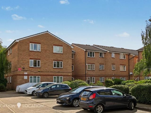 Thant Close, Witham Court, E10 2 bed flat to rent £1,800 pcm £415 pw