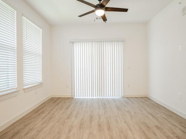 The 1906 at Bishop Ridge 2 Bedroom Apartment for Rent at 501 N Ewing Ave, Dallas, TX 75203 Lake Cliff