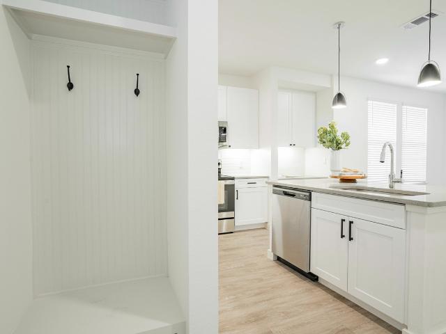 The 1906 at Bishop Ridge Studio Apartment for Rent at 501 N Ewing Ave, Dallas, TX 75203 Lake Cliff
