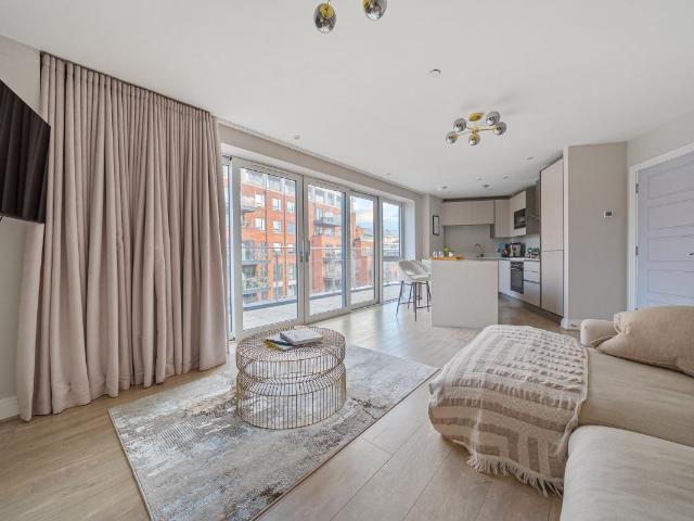 The Colonnade, Maidenhead SL6, 2 bed flat to rent, £2,200 pcm | PrimeLocation