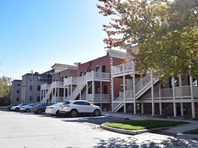 The Colonnades 2 Bedroom Apartment for Rent at 100 W Armour Blvd, Kansas City, MO 64111 Broadway Gillham