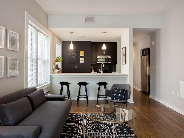 The Colonnades 3 Bedroom Apartment for Rent at 100 W Armour Blvd, Kansas City, MO 64111 Broadway Gillham