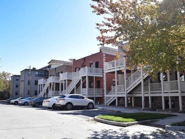 The Colonnades 3 Bedroom Apartment for Rent at 100 W Armour Blvd, Kansas City, MO 64111 Broadway Gillham