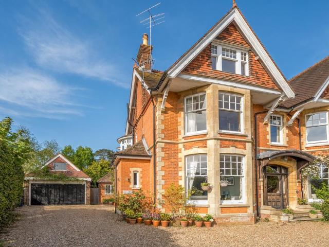 The Common, Cranleigh, GU6 4 bed semi detached house to rent £5,000 pcm £1,154 pw