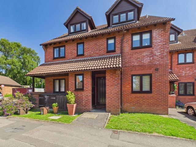 The Copse, Amersham, Buckinghamshire HP7, 2 bed maisonette to rent, £1,600 pcm | PrimeLocation
