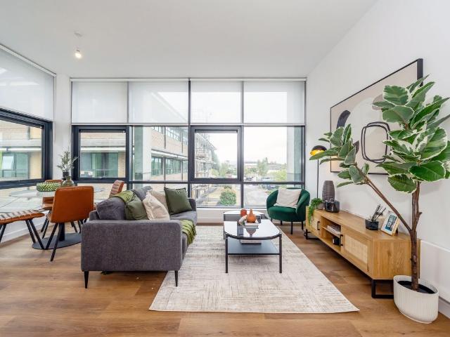 The Causeway, Staines TW18, 1 bed flat to rent, £1,400 pcm | PrimeLocation