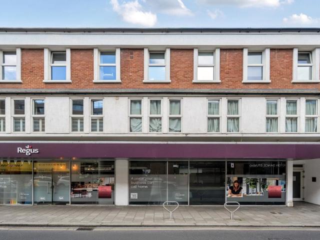 The Causeway, Teddington, TW11 1 bed flat to rent £1,895 pcm £437 pw