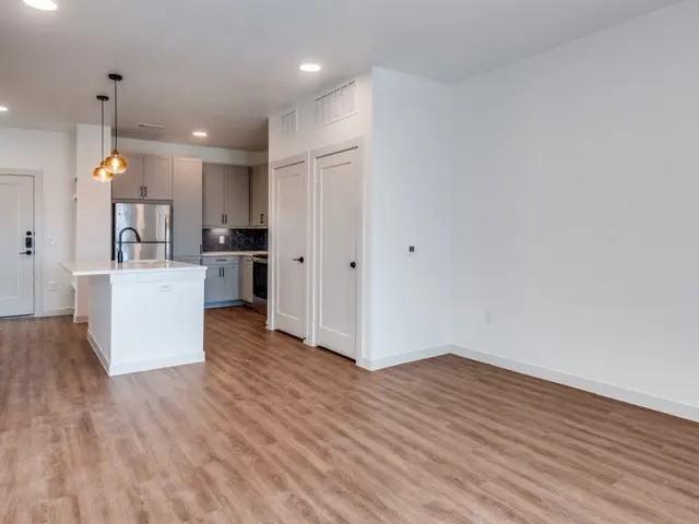The Cambridge Studio Apartment for Rent at 627 N Lancaster Ave, Dallas, TX 75203 Lake Cliff