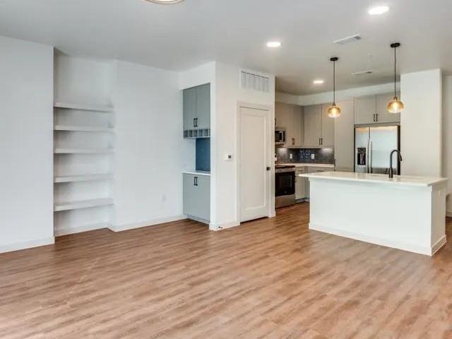The Cambridge 1 Bedroom Apartment for Rent at 627 N Lancaster Ave, Dallas, TX 75203 Lake Cliff