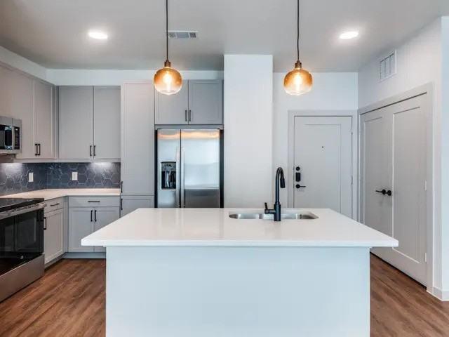 The Cambridge 2 Bedroom Apartment for Rent at 627 N Lancaster Ave, Dallas, TX 75203 Lake Cliff