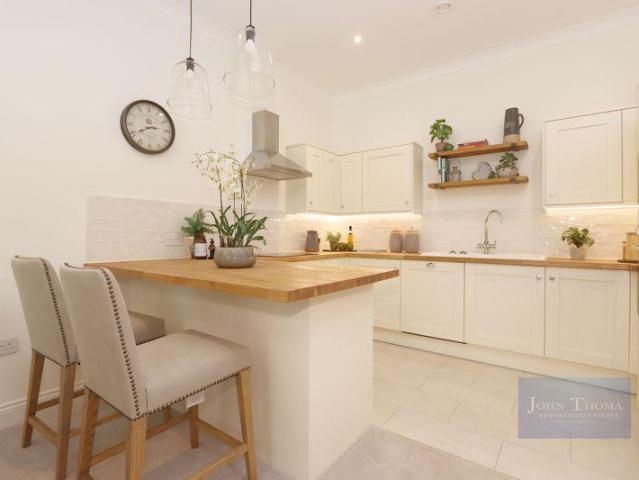 The Canopy, Lambourne Road, Chigwell IG7 2 bed property to rent £3,700 pcm £854 pw