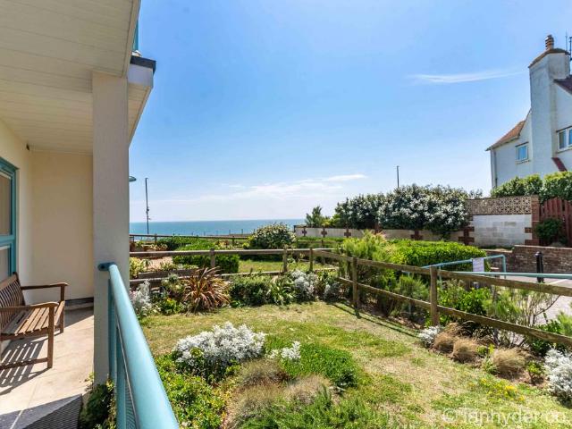 The Cape, Marine Drive, Rottingdean BN2 2 bed apartment to rent £1,900 pcm £438 pw
